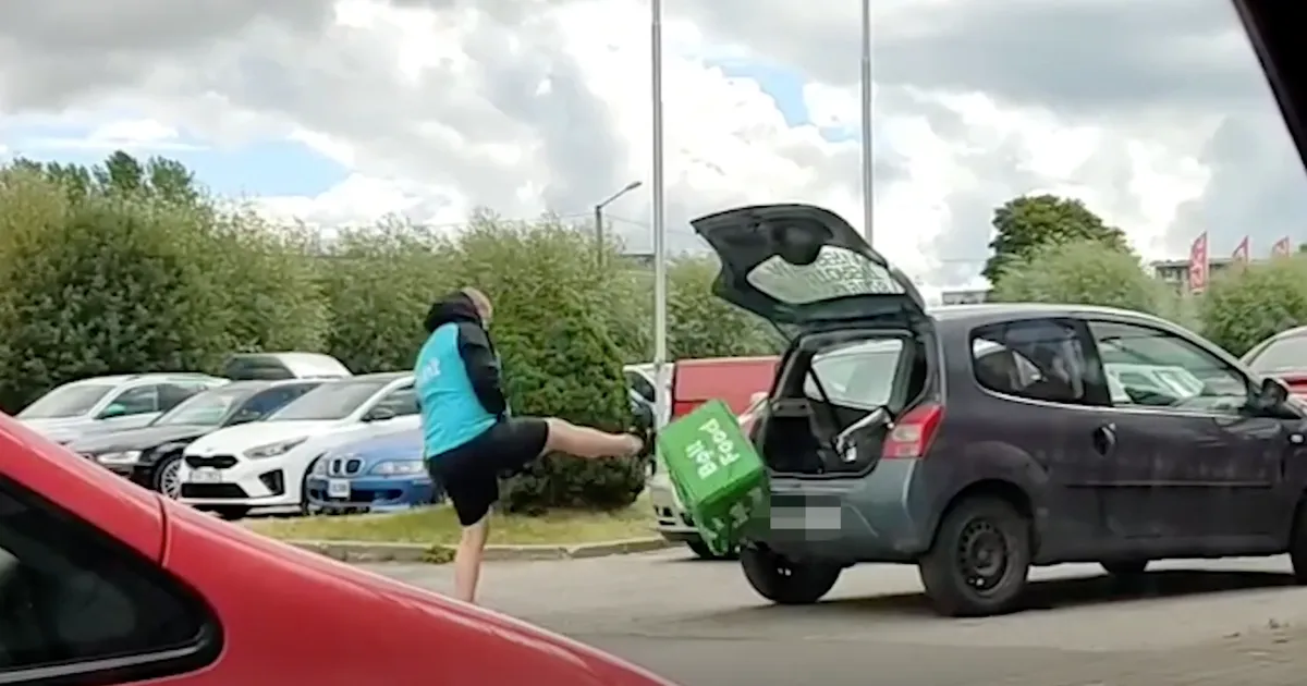 ВИДЕО ЧИТАТЕЛЯ Wolt vs Bolt: курьер агрессивно играл в футбол с сумкой ...