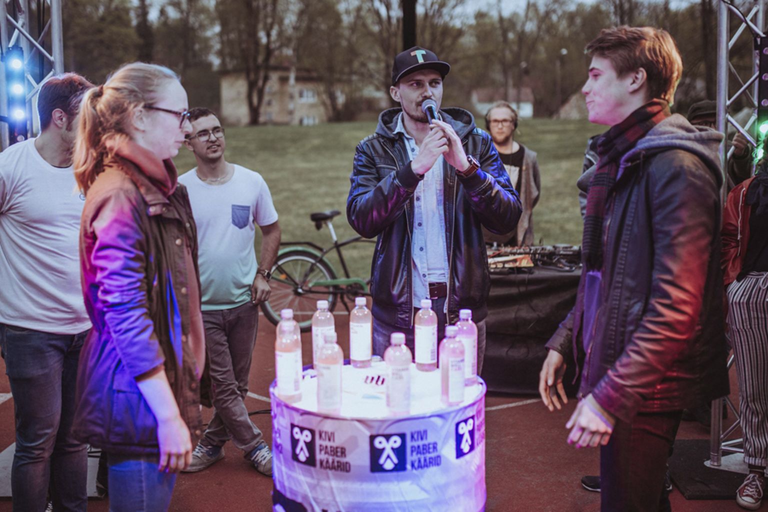 Kivi, paber, käärid. Paber võitis!