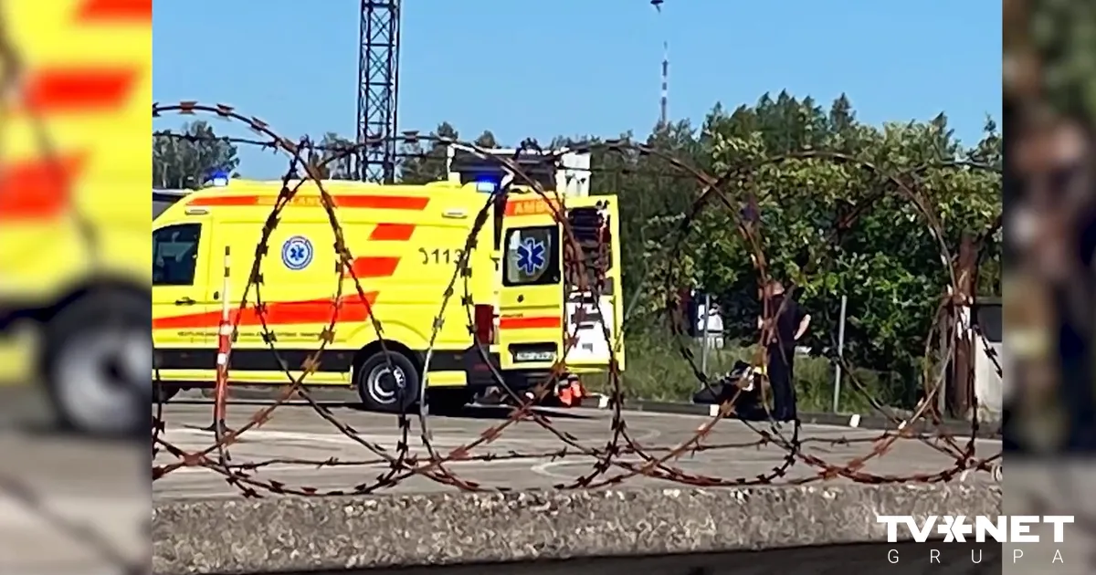 VIDEO Rēzeknē CSDD eksāmena laikā motociklists ietriecas laukuma nožogojumā