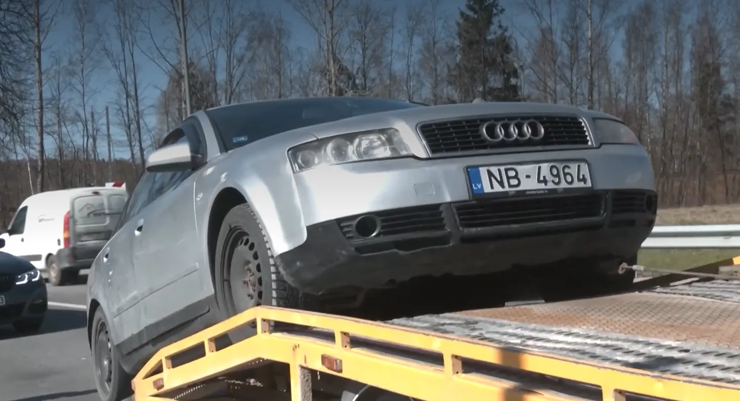 NOSKATIES Vīrietis pēc ballītes aizmieg mašīnā. Piedzēries draugs paņem ...