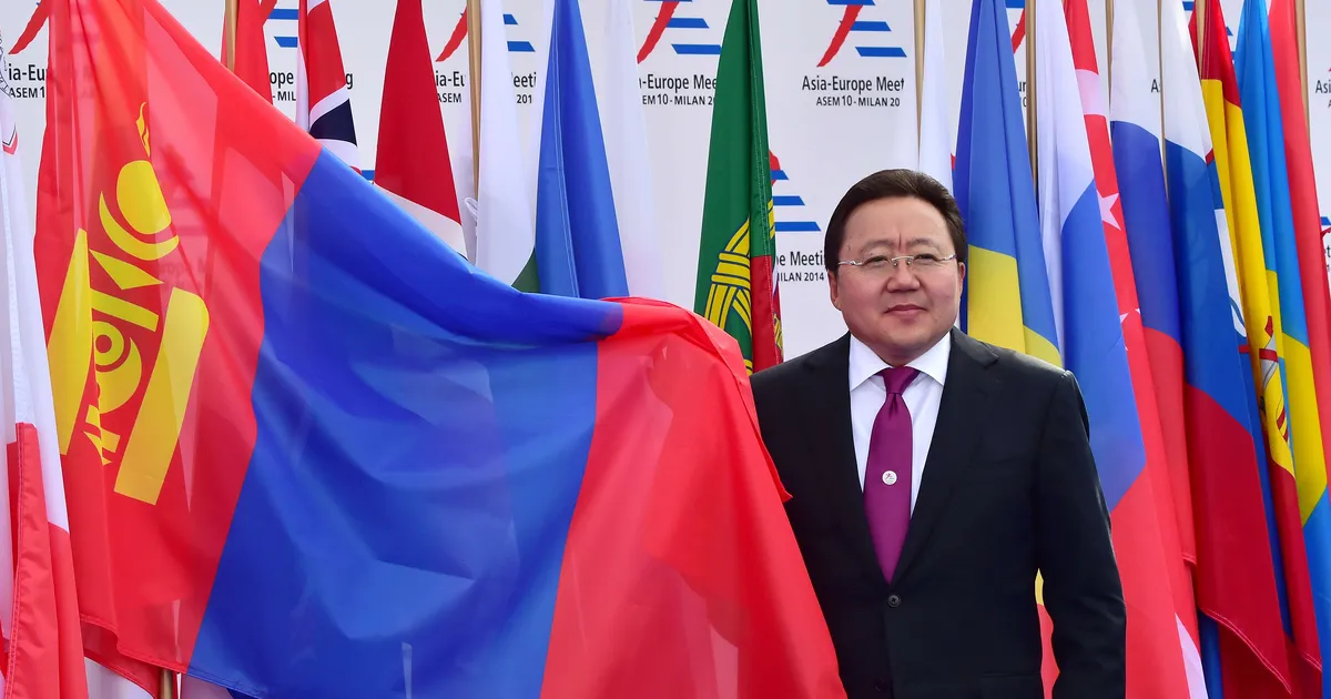 SATIIRILINE VASTULÖÖK PUTINILE Mongoolia ekspresident mängis mongolite ...