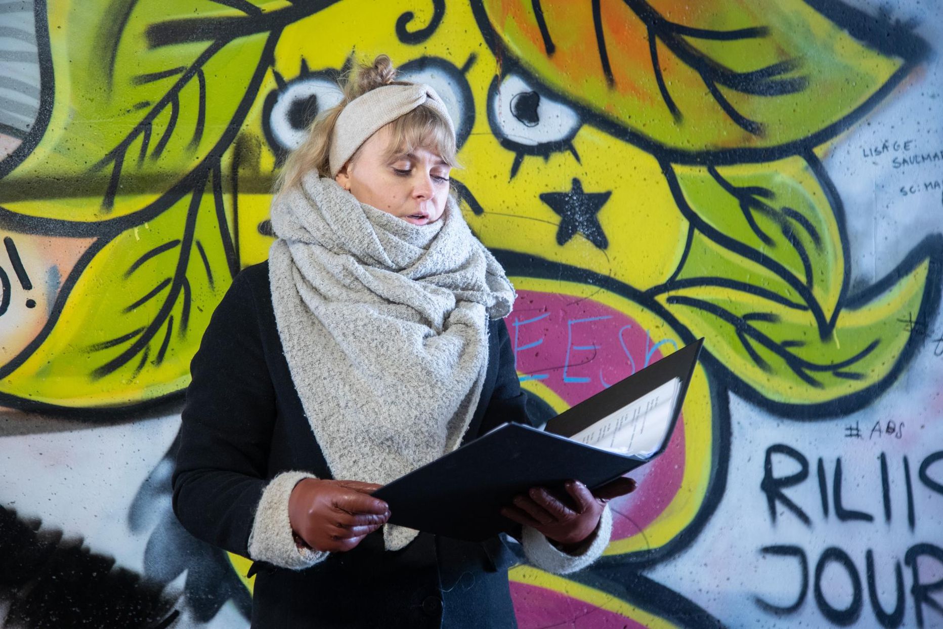 Adeele Jaago luges valgusfestivalil tunnelis luuletusi