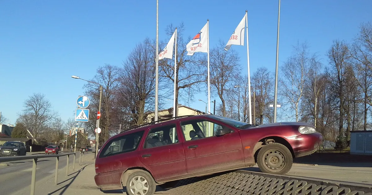Pildid: veidras asendis auto pani pead pöörama