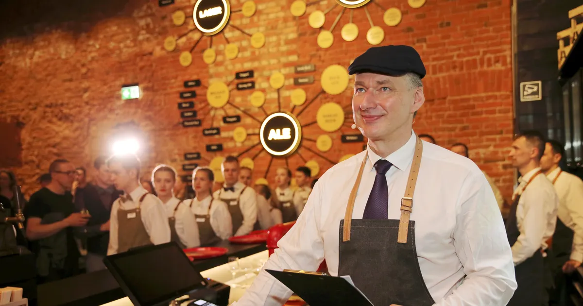 GALERII A. Le Coqi juhataja Tarmo Noop asus õllemuuseumi avamisel ...