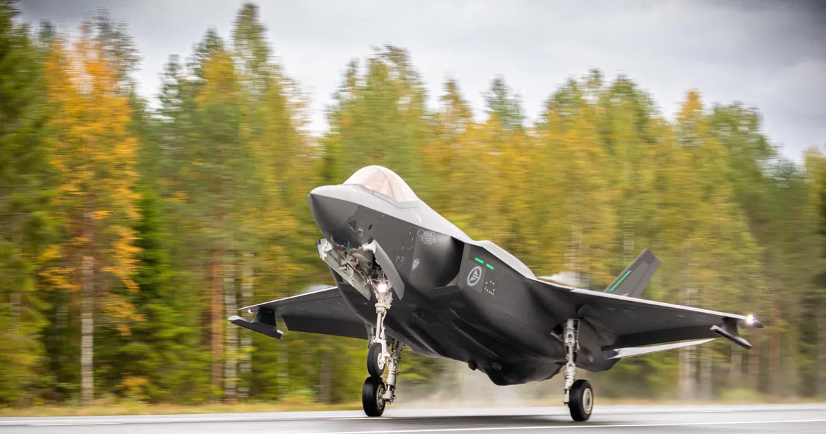 NATO F-35 hävitajad harjutasid esimest korda Euroopas teele maandumist
