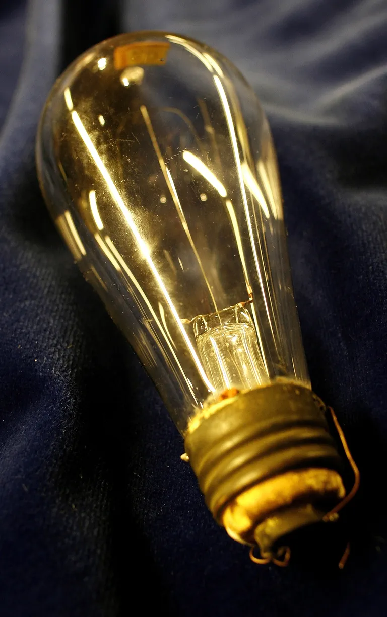 Kuram būs apgaismot pasauli? "Strāvas karš", kurā spēkojās Edisons ...