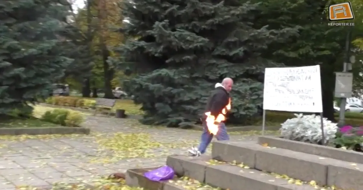 Reporter: Eesti Vabariigi vastu protestinud venelane pani end Narvas põlema