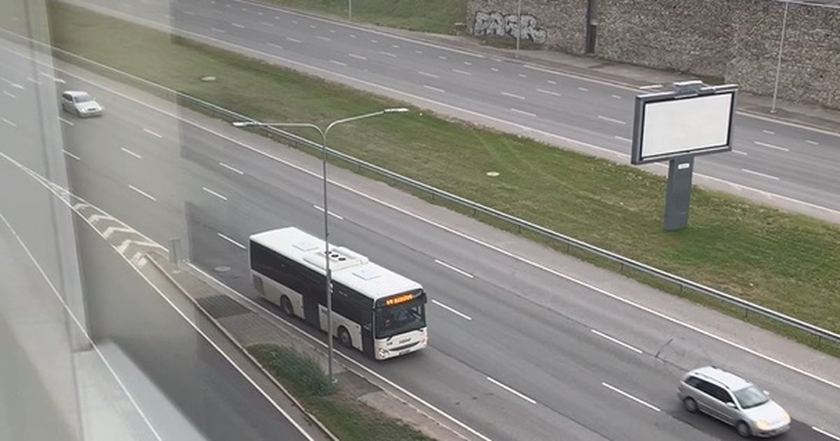 VIDEO Laagna teel pani buss õigest teeotsast mööda ja asus tagurdama ...