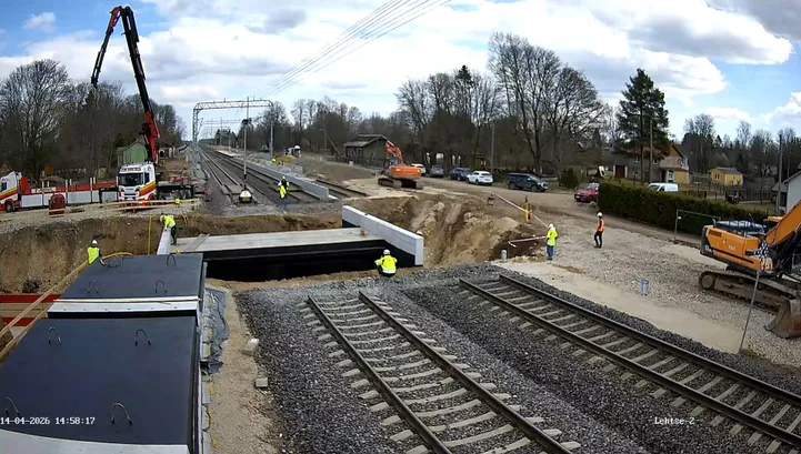 Raudtee kaevati tunnelite paigaldamiseks üles