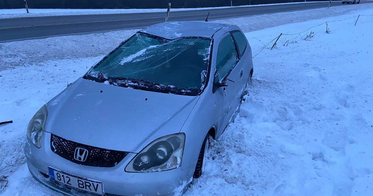 PILDID Tallinna-Tartu maanteel paiskus auto teelt välja ja rullus üle ...