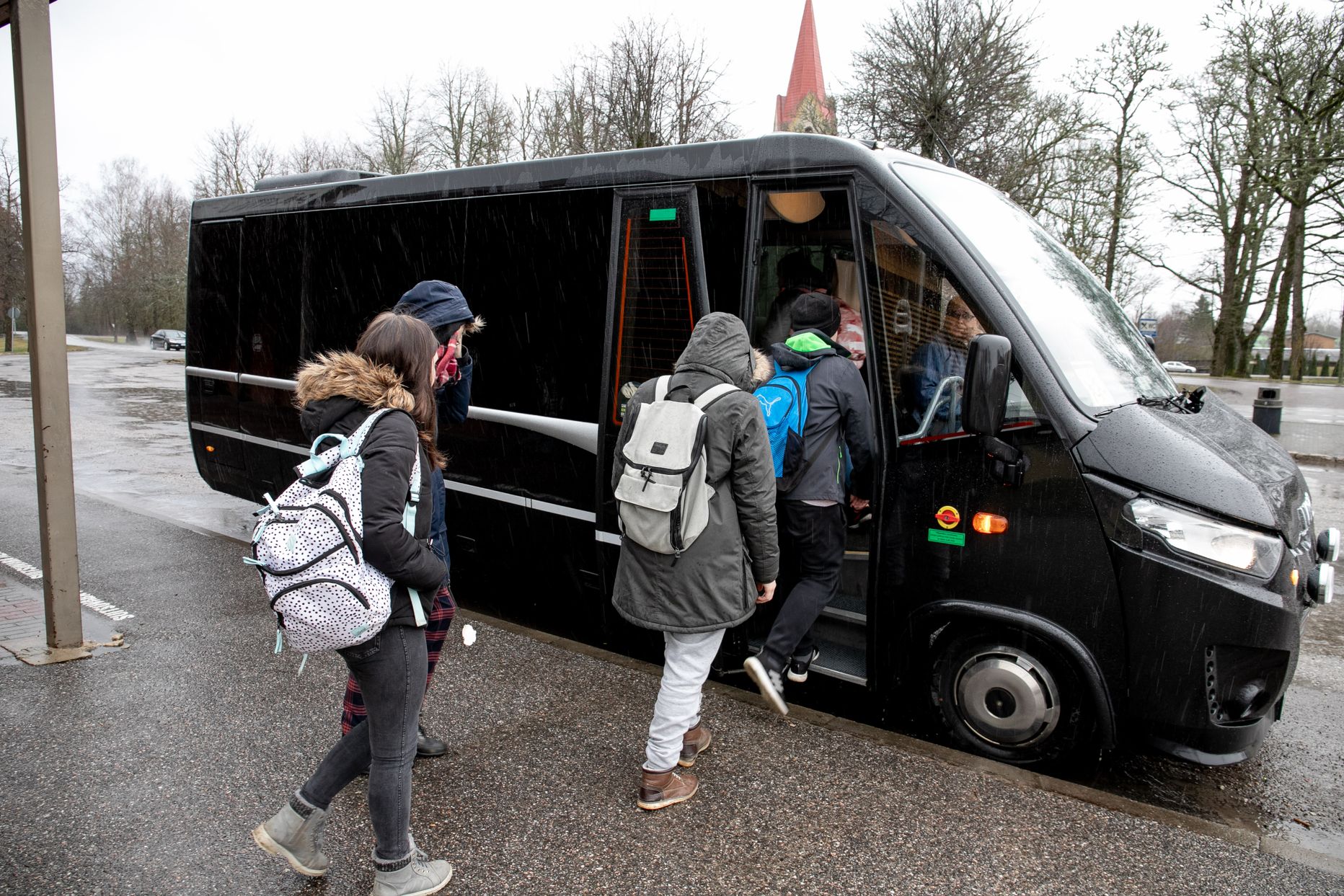 Õiguskantsler: laps ei tohi koolibussi liiga kaua oodata