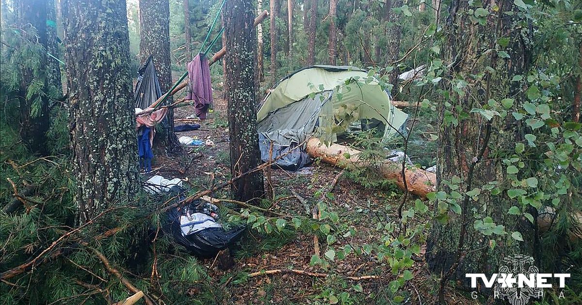 VIDEO Krievijā viesuļvētrā koki sagāzušies uz tūristu nometnes teltīm ...