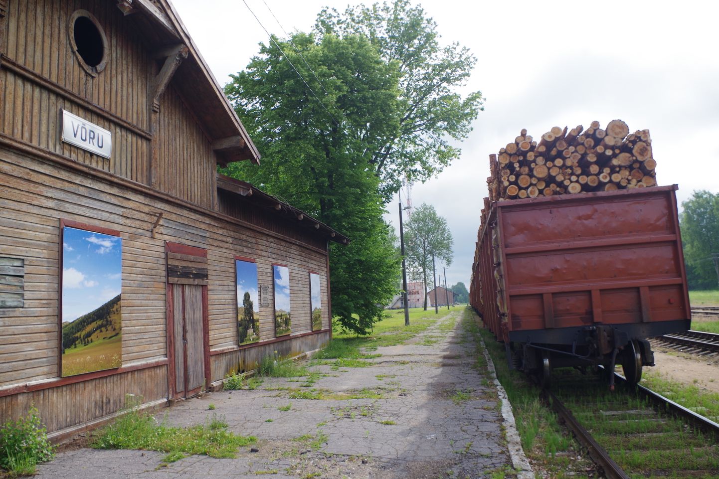 Võru jaamahoone eraldatakse aiaga raudteest