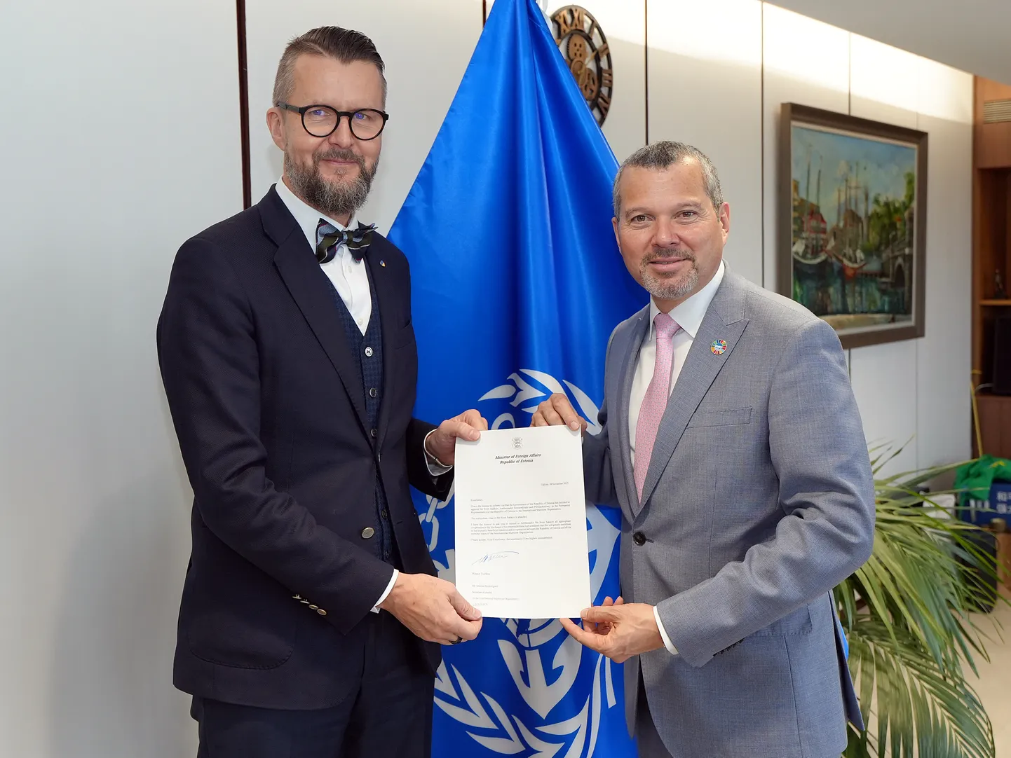 Eesti suursaadik IMO juures Sven Sakkov andis üle volikirja