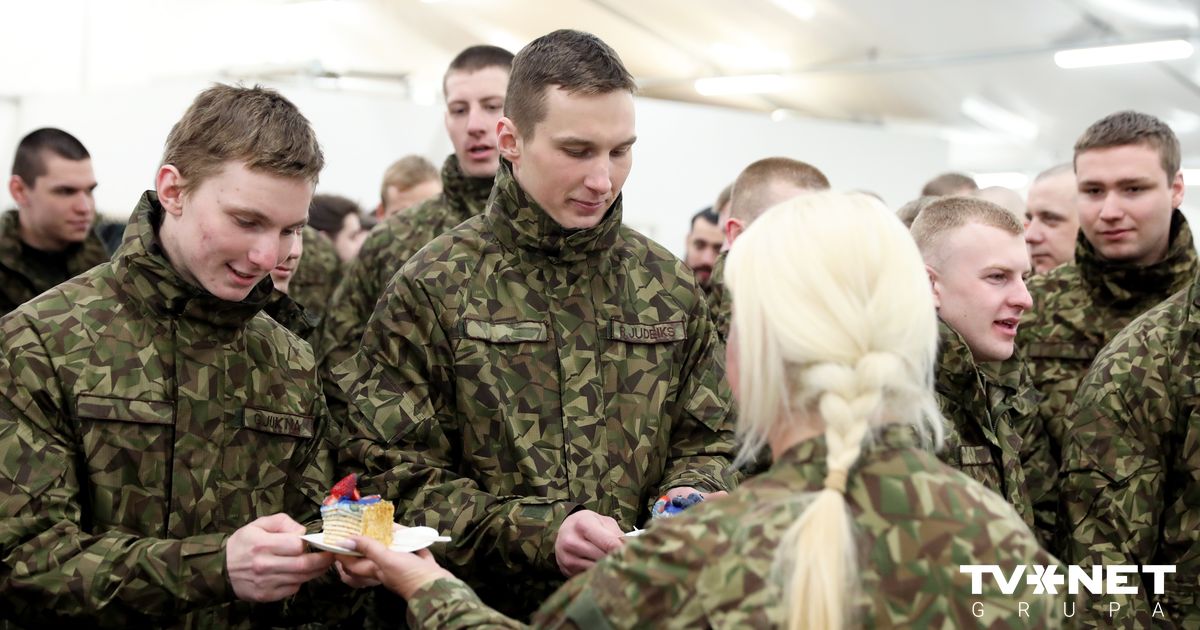 FOTO Ādažu militārajā bāzē aizvadīta NATO pastāvēšanas 75. gadadienas svinīgā ceremonija
