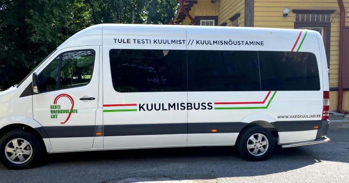 Kuulmisbussi meeskond ootab külastajaid kuulmist testima