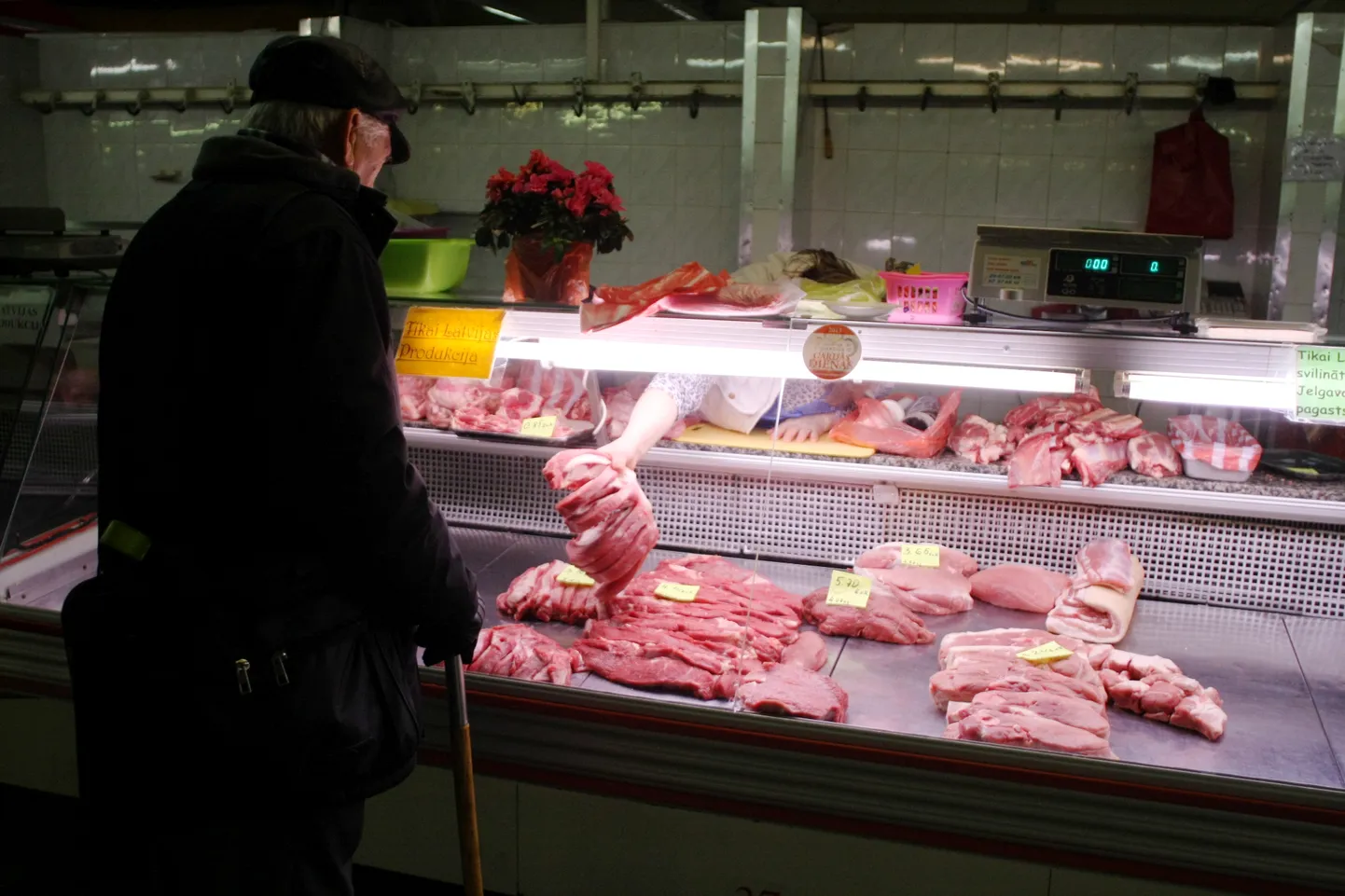 Vairāki tirgotāji no Gaļas paviljona savu produkciju tirgo citviet ...