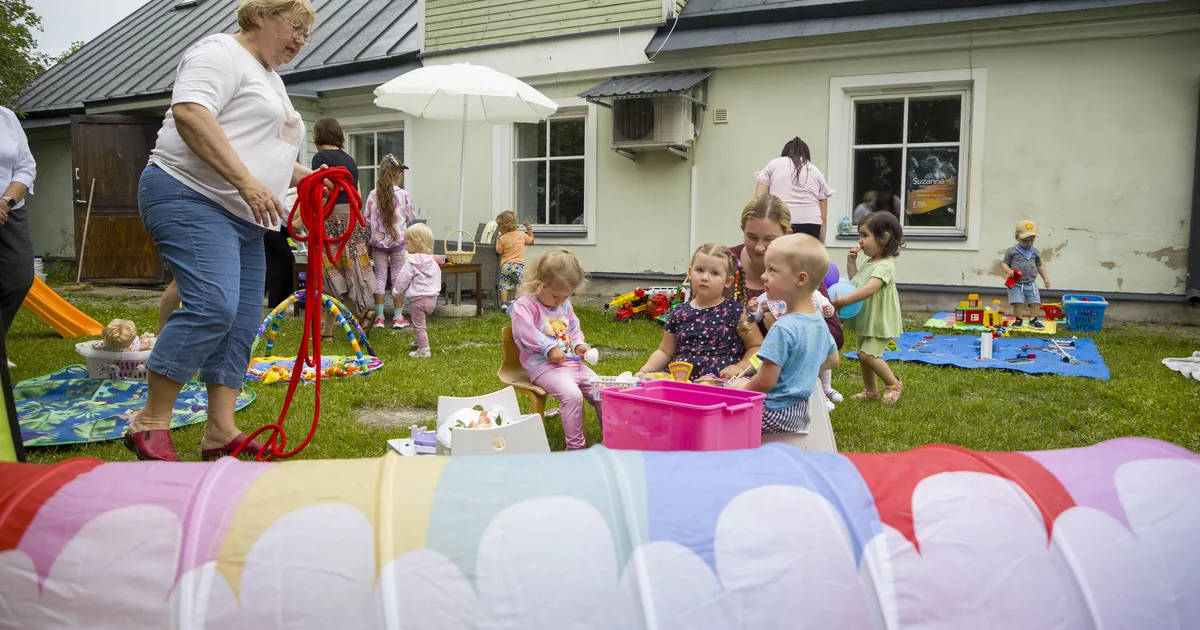 PILDID Beebid kogunesid üheskoos õuepeole lustima
