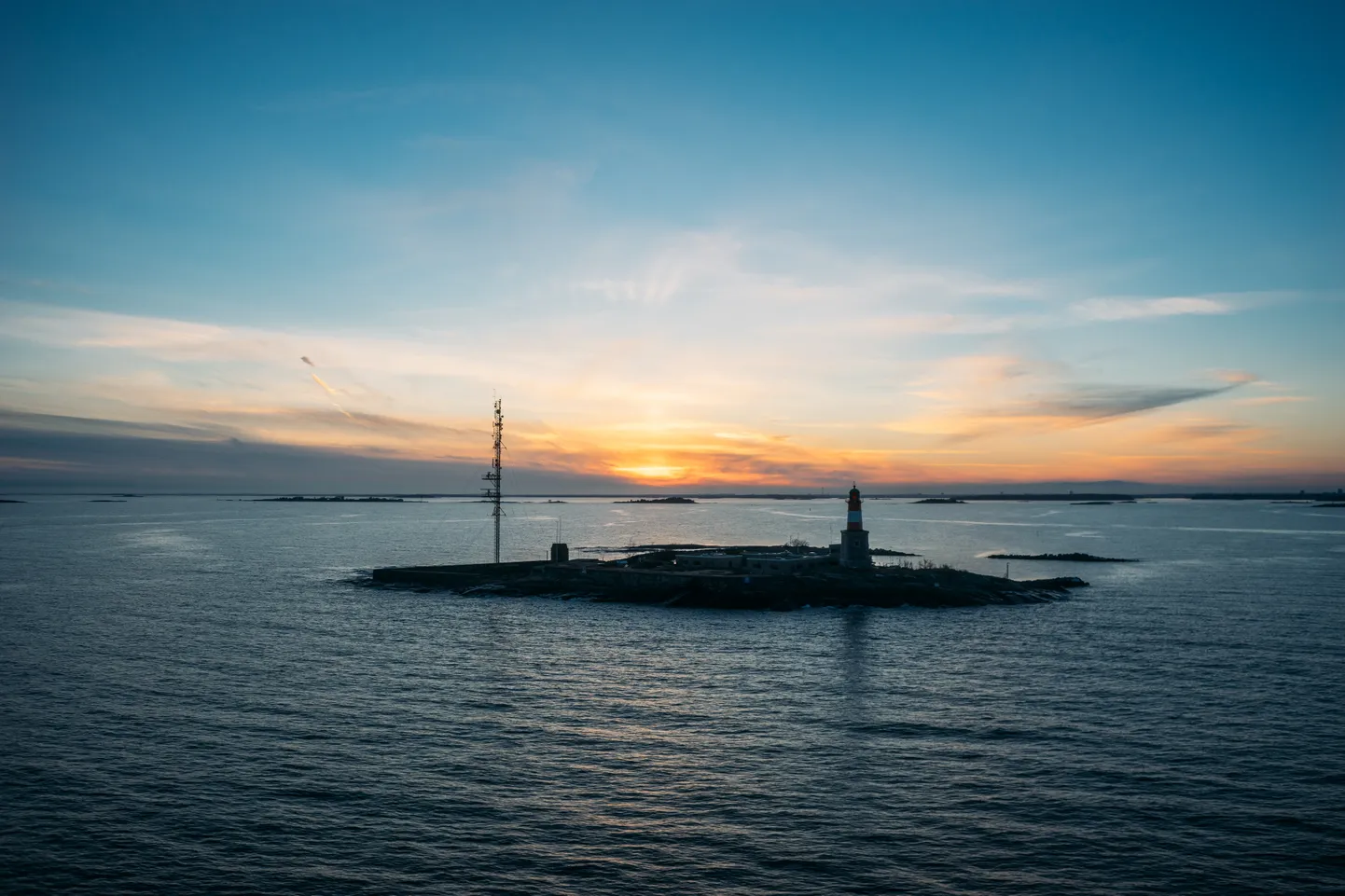 KAS ALLVEELAEV? Helsingi vetes seilanud mees nägi kummalist objekti