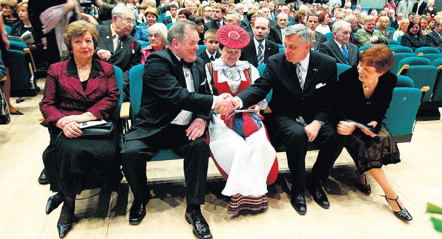 Aukodanik pani publiku laulma