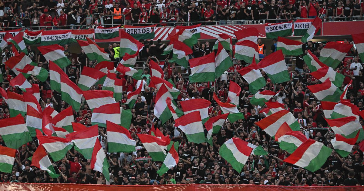 Purjus ungarlased rüvetasid Ukraina lippu