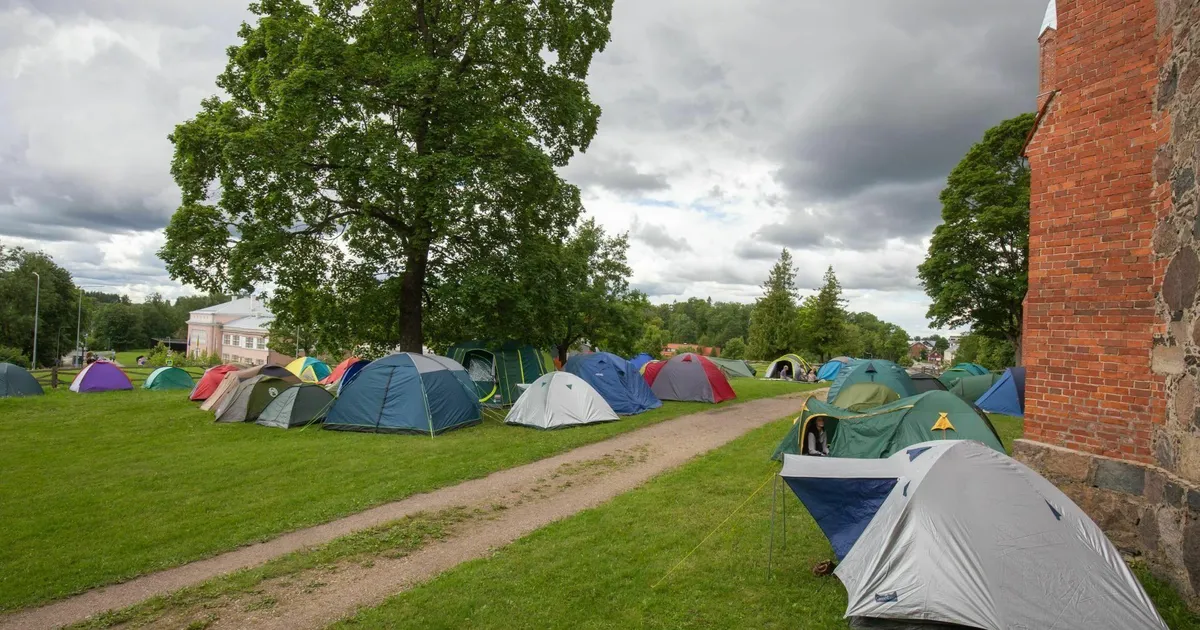 VIDEO Kuuma ilma emotsioonid folgi telklast. Joogiveest oli puudus