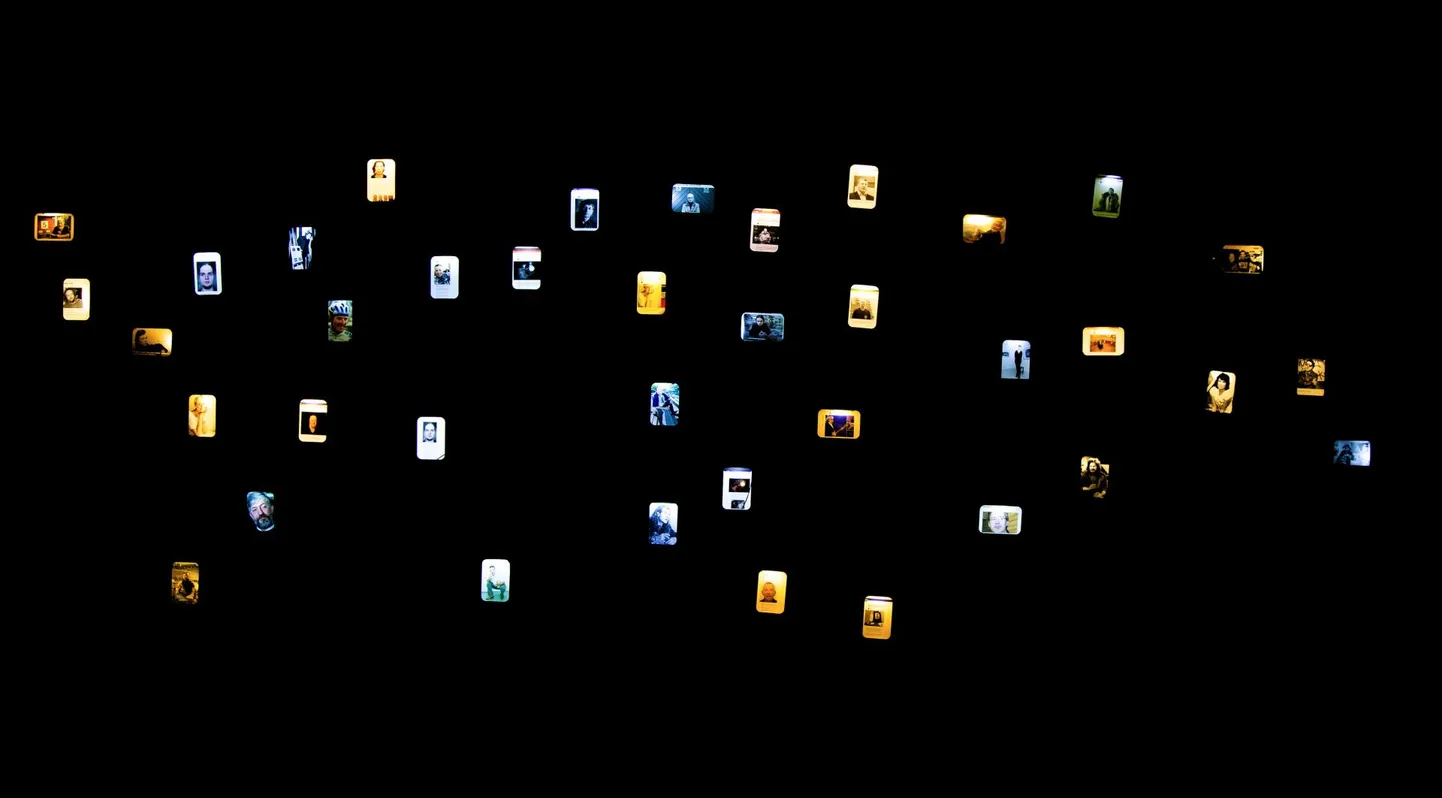 Fotodelt vaatab vastu lihtsaid lätlasi ja varalahkunud eestlasi