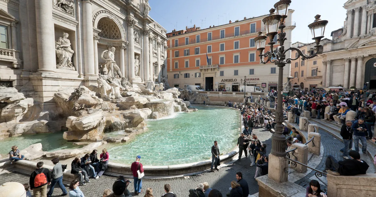 Miljonitüli: Rooma linn ja kirik kraaklevad Trevi purskkaevu visatud ...