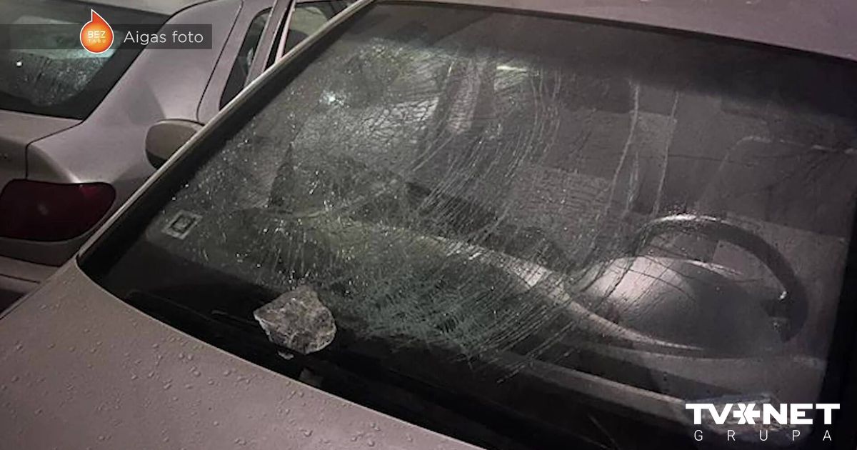 VIDEO No jumta krītošs ledus gabals izsit auto stiklu. Apsaimniekotājs ...