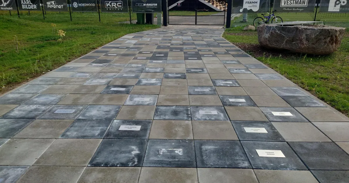 Uue väljaku kõnniteel kivid juba logisevad