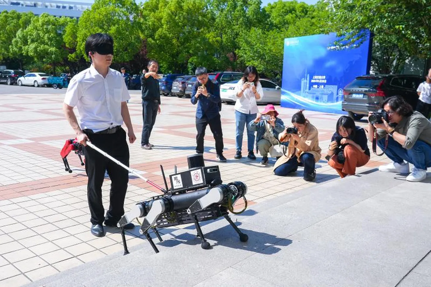 Hiinlased võtsid robotkoerad vaegnägijaile abiks