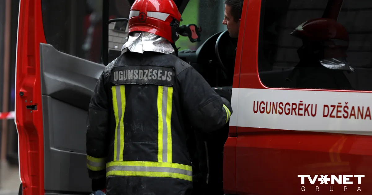 Ķekavas novada Daugmalē naktī degusi divstāvu guļbūve; evakuējušies 24 ...