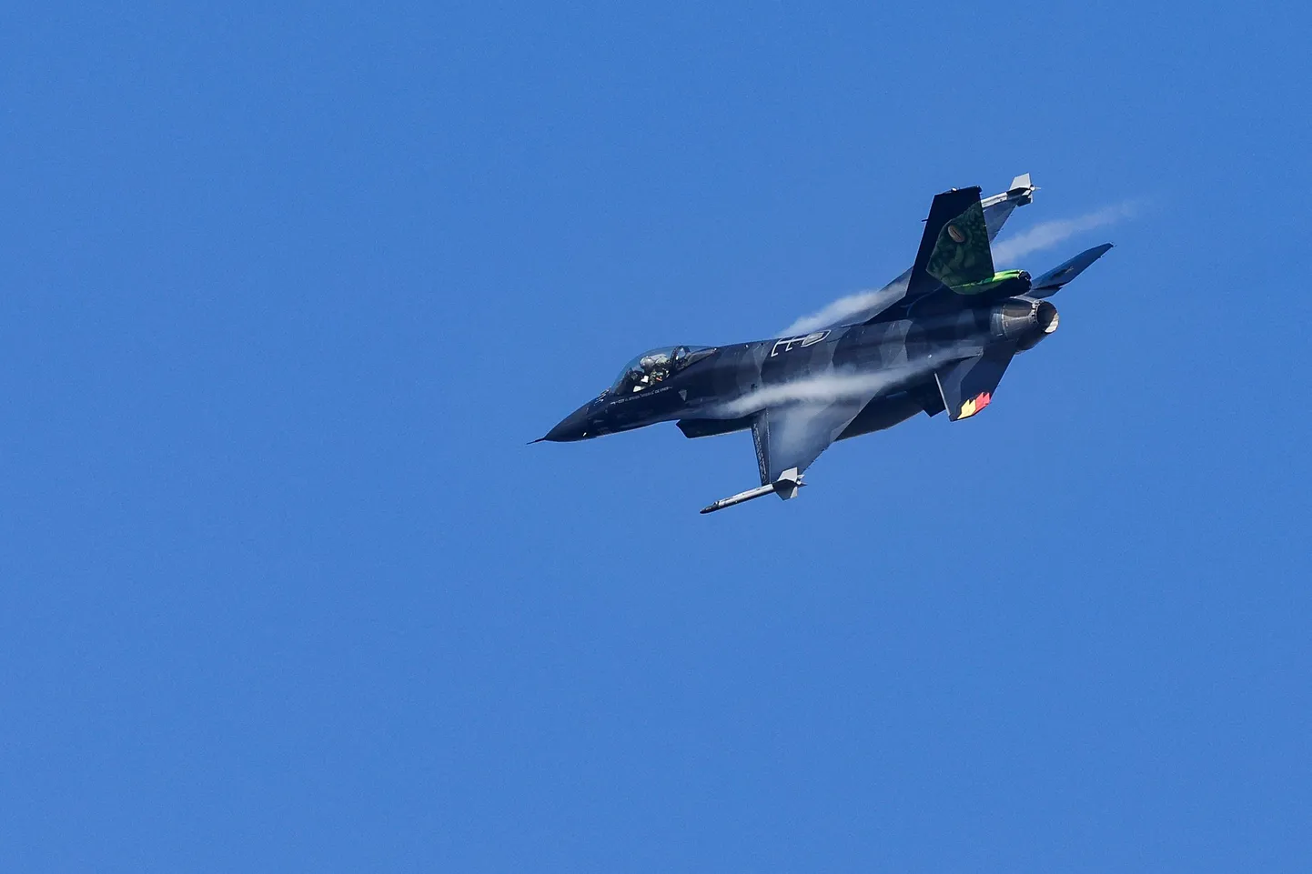 Beļģija pirmoreiz nodos Ukrainai kaujās izmantojamus F-16 iznīcinātājus