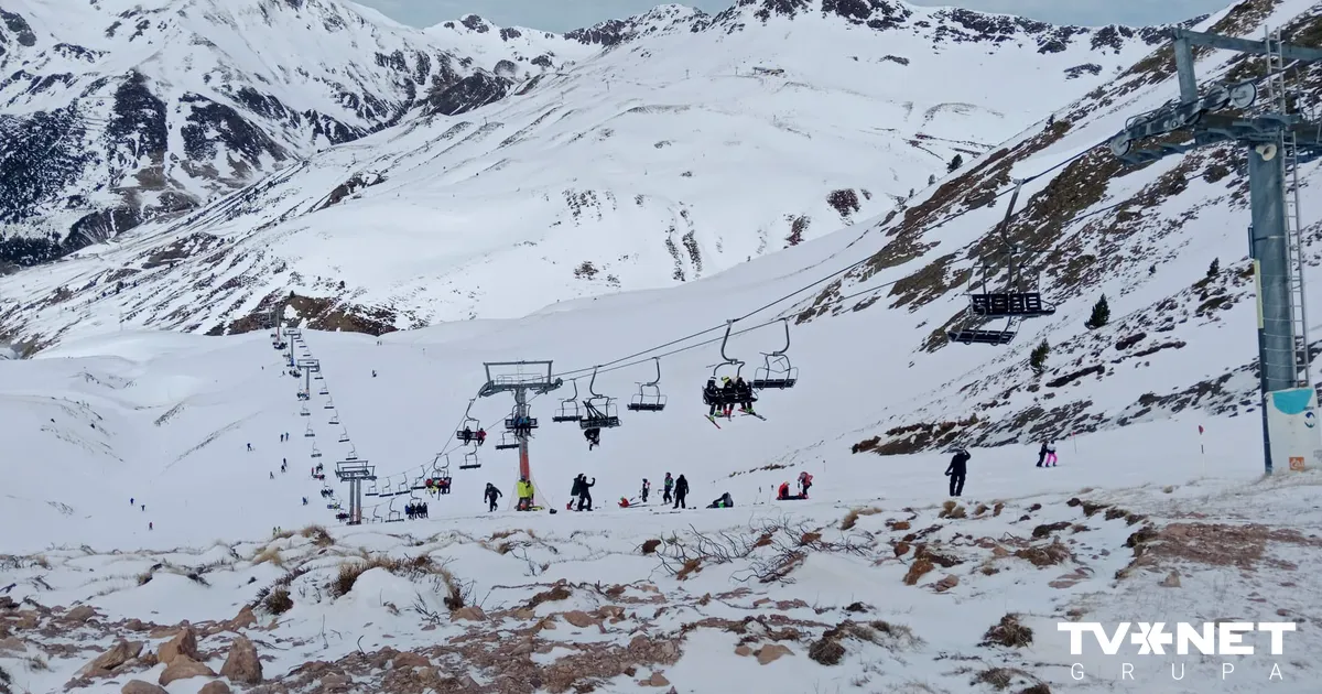 FOTO UN VIDEO Slēpošanas kūrortā Spānijā sabrūk pacēlājs. Desmitiem cietušo