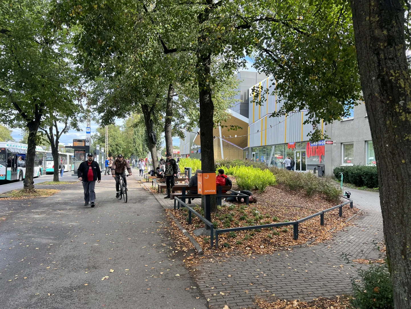 «JOODIKUTE PARK» Kristiine keskuse ees asuv istumisala kütab kirgi: õhtuti on seal eriti «tore»