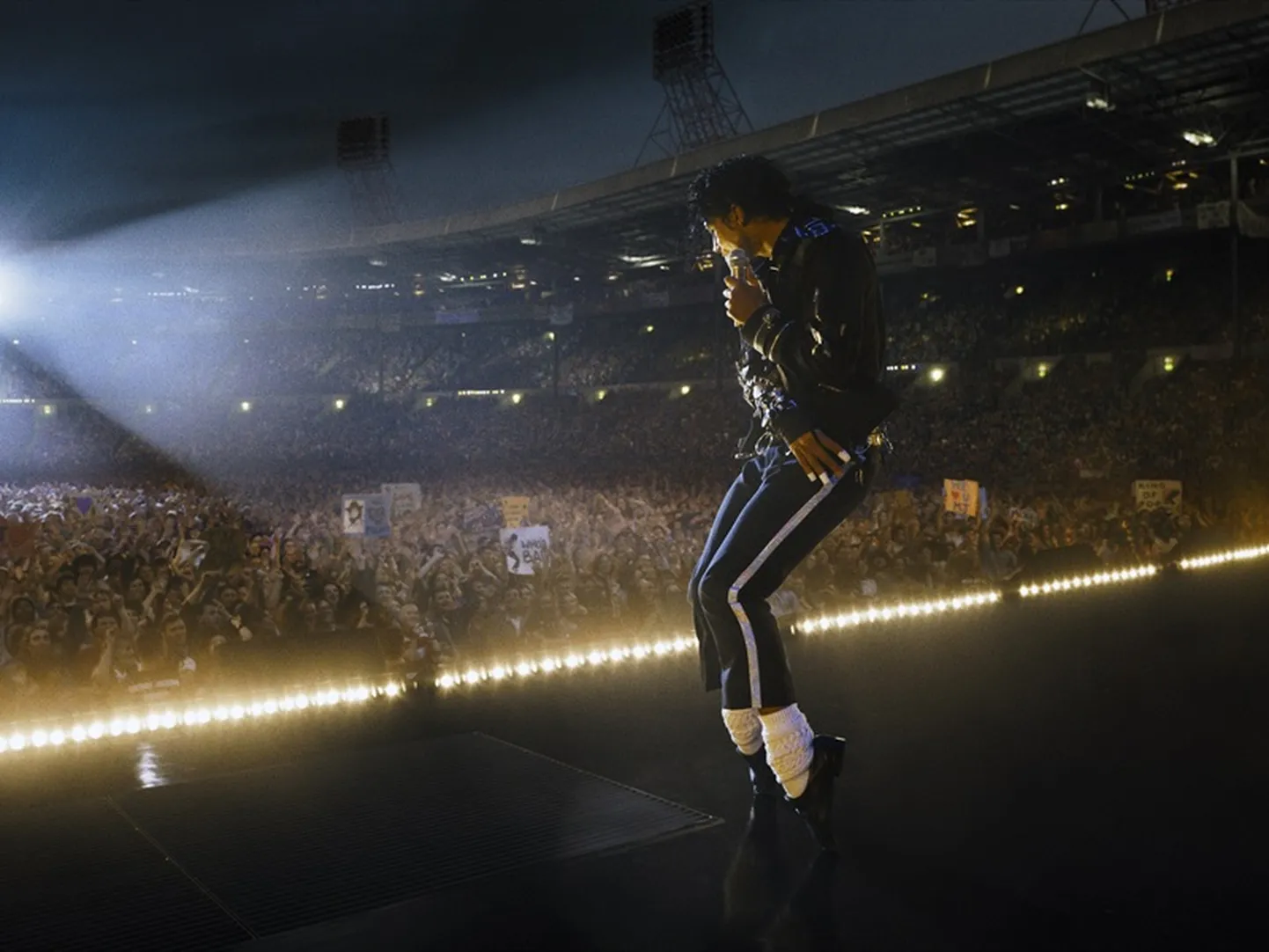MICHAEL JACKSON TEGUTSEB JÄLLE Popstaar vallutas üle pika aja edetabeli