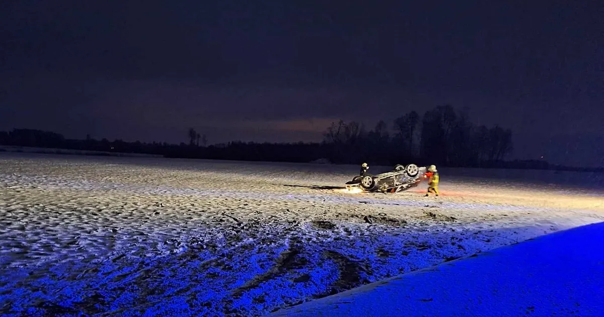 Jõgevamaal põrutas purjus juht teelt välja, Tartus sai nooruk autolt löögi