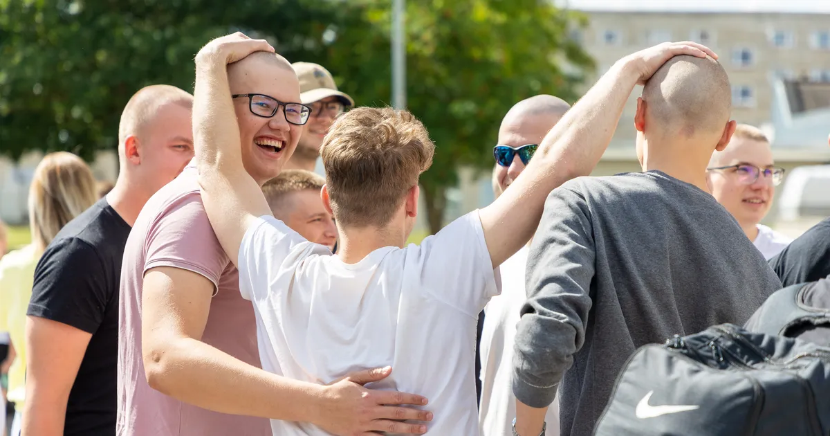 Noormehed vahetavad veepüssid päris relvade vastu