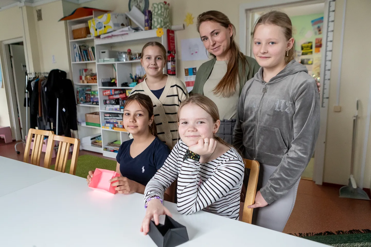 Kärla kooli tüdrukud tegid Kuressaare peremajade lastele kingituse