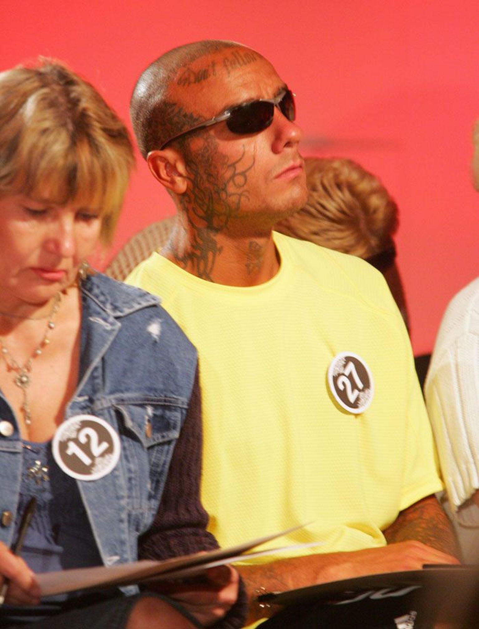 Nõia-Ints tätoveerib Leiburi logo oma kehale