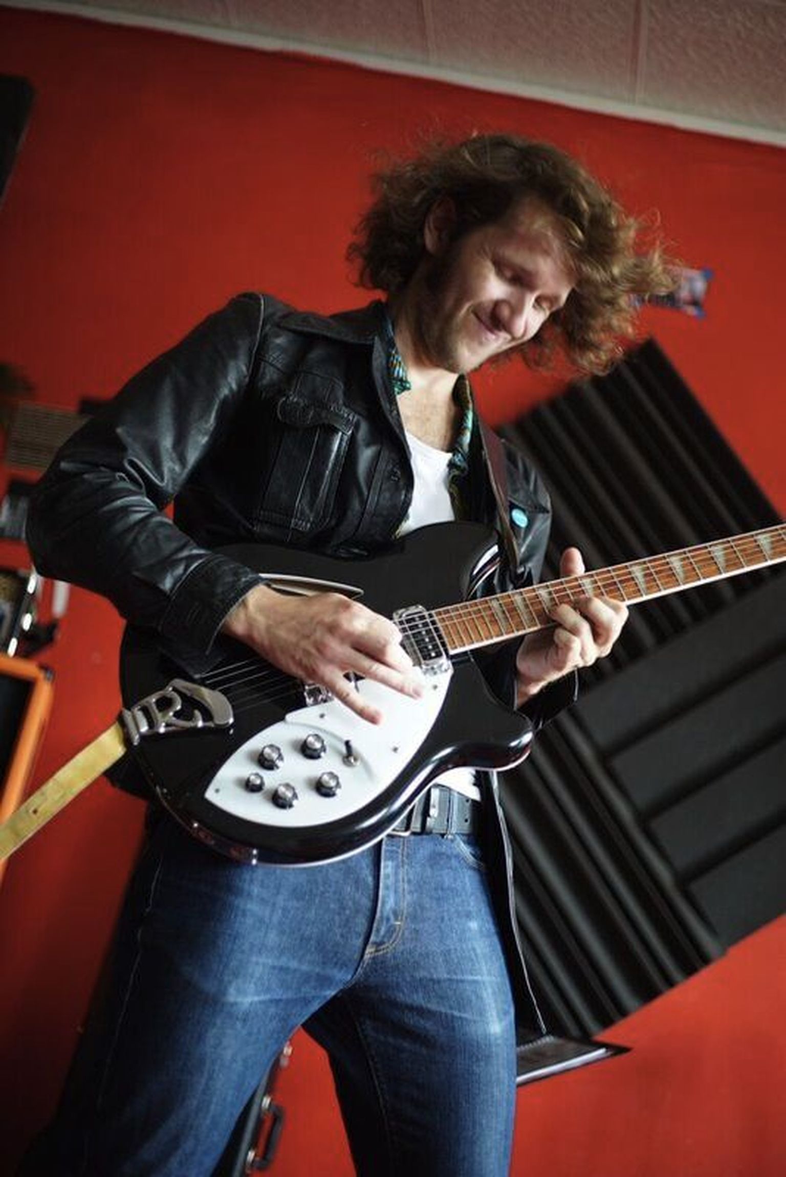 Rokkstaar Robert Linna tantsis põlevates kingades