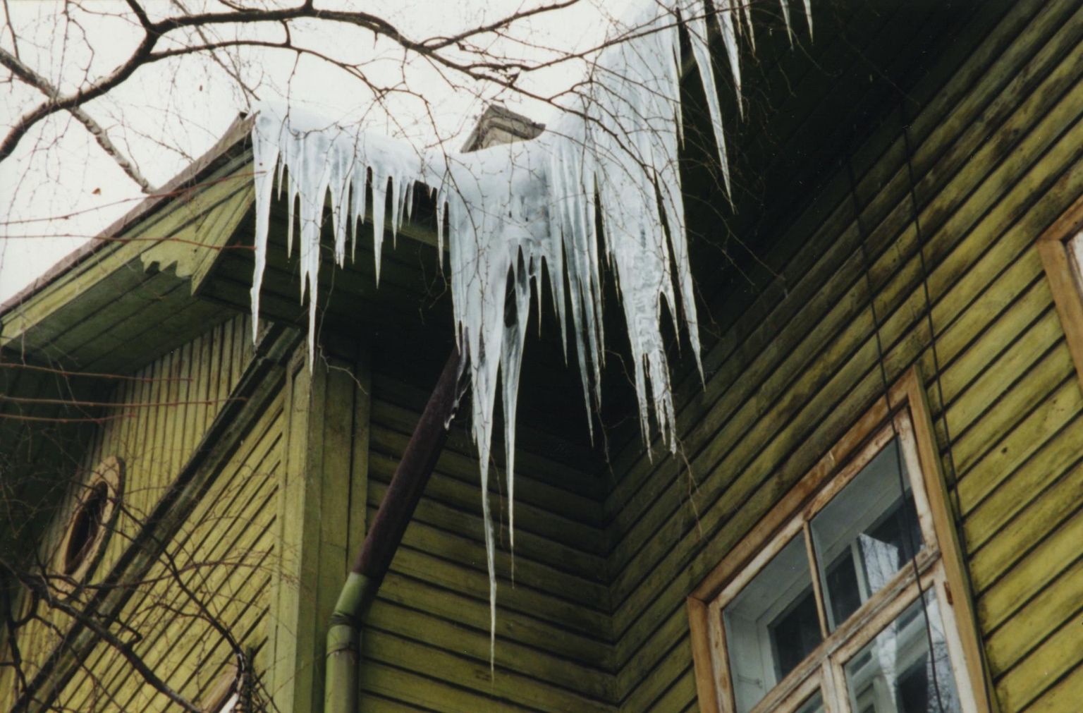 Jurist: puhastage katused lumest ja räästad jääst – ohutuslint ei ...