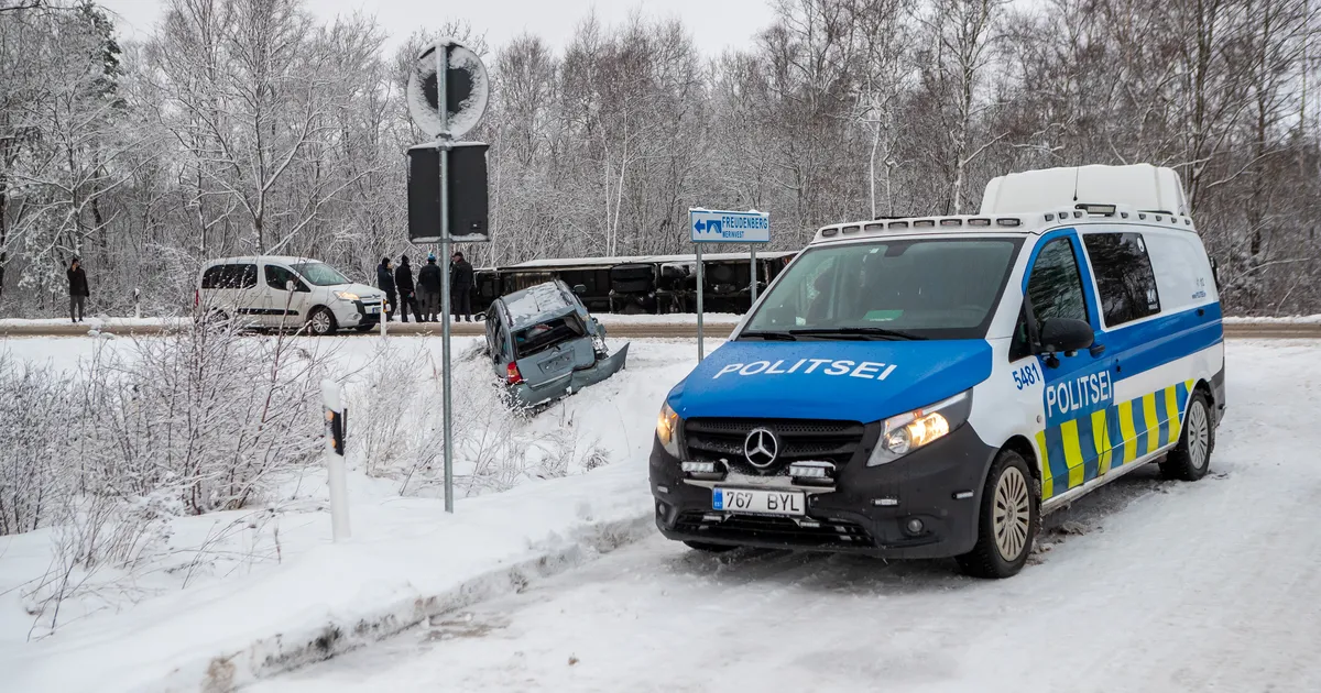 FOTOGALERII Libedus põhjustas Kihelkonna maanteel liiklusõnnetuse