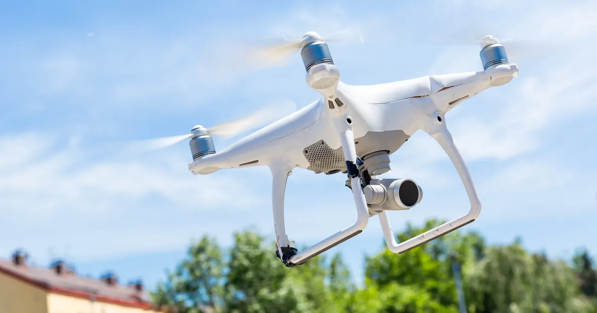 Mis vahe on drooni käitamisel avatud ja erikategoorias?