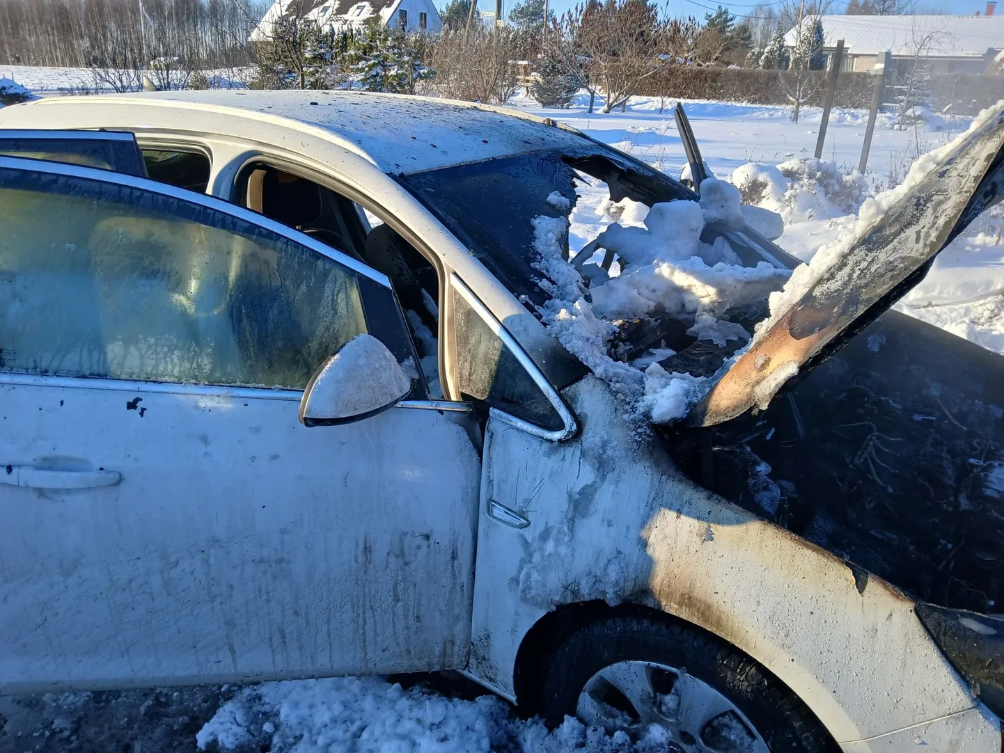 PILDID Tartu lähistel põlesid auto ja töökoda, Elvas rõdu