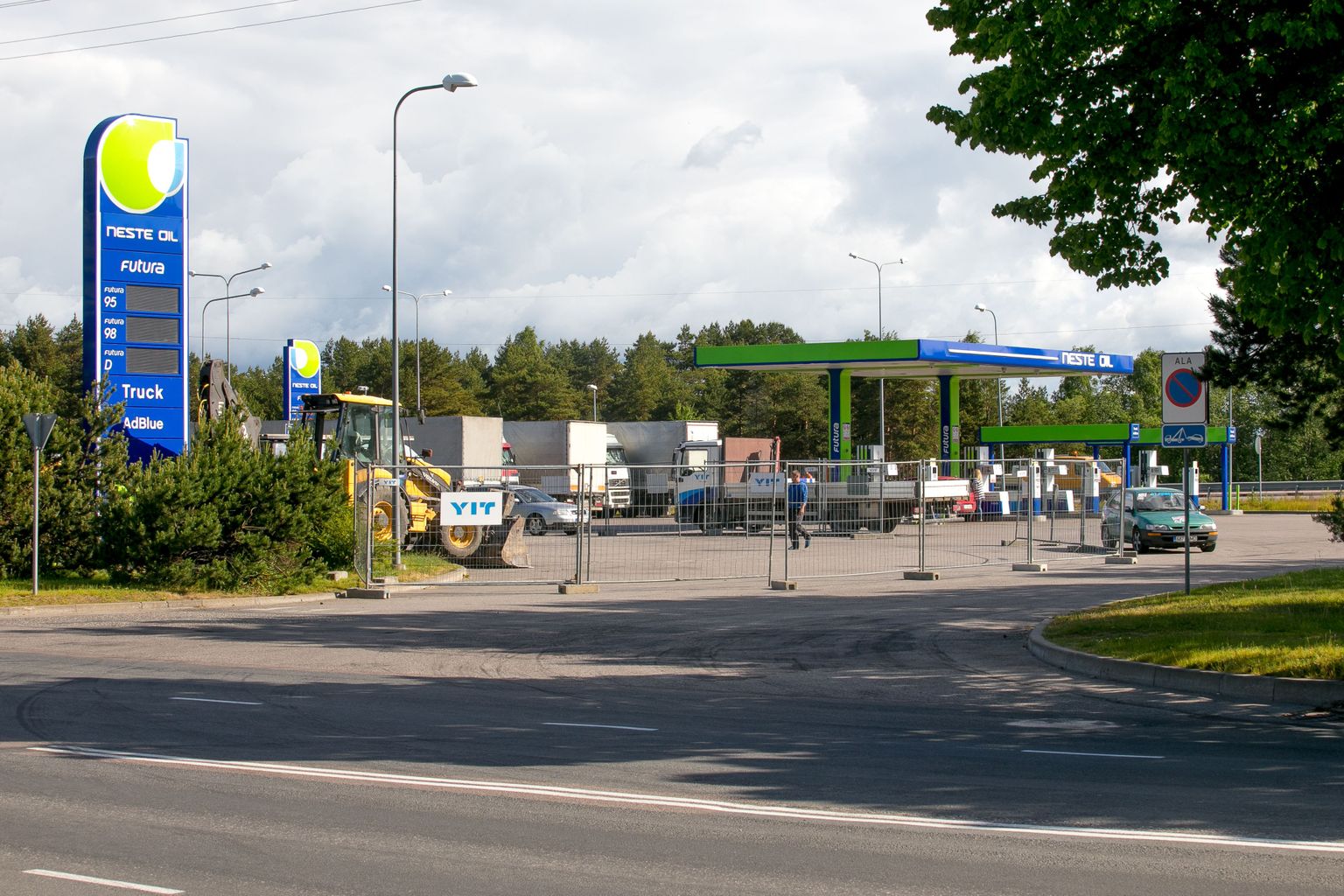 Tankla lähistel põles metsaalune