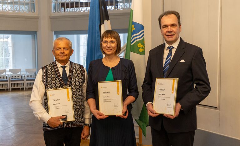 GALERII Kuldse Tammeoksa saajad Aare Kalson, Merike Kull ja Kulvo Tamra ...