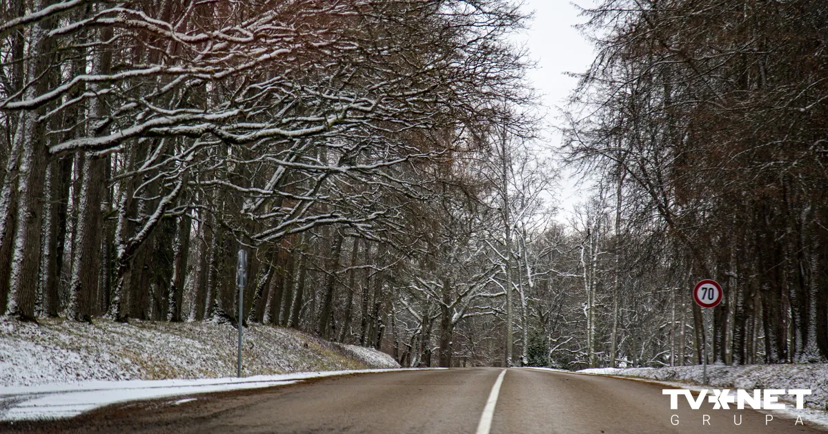 Sniega un apledojuma dēļ daudzviet Latvijā apgrūtināta braukšana