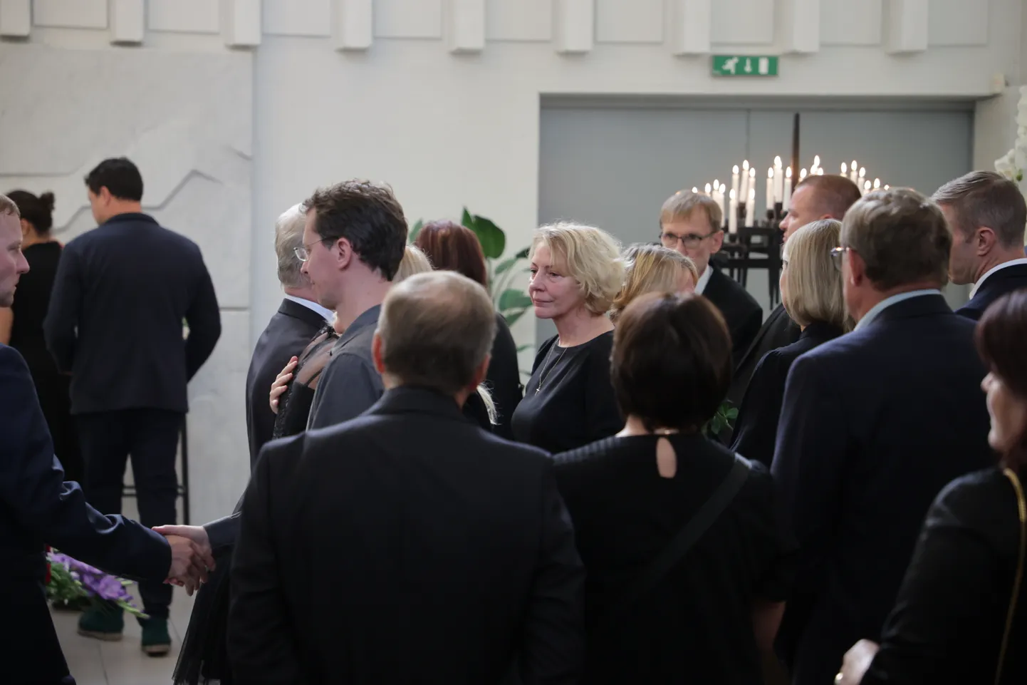 GALERII Ooperilaulja Taimo Toomast saadeti Pärnamäe kalmistul viimsele ...