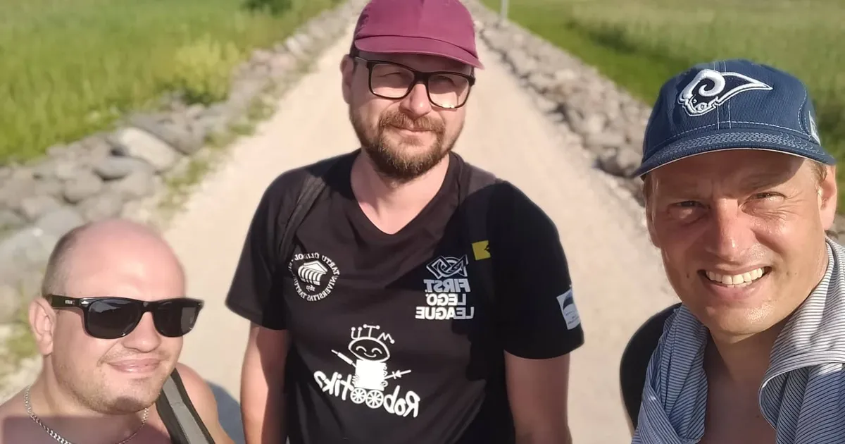 Tuttuuel Abruka discgolfi rajal tuleb ketast visata läbi külakiige